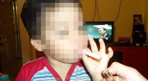 Presume a su bebé fumando hierba - Kebuena