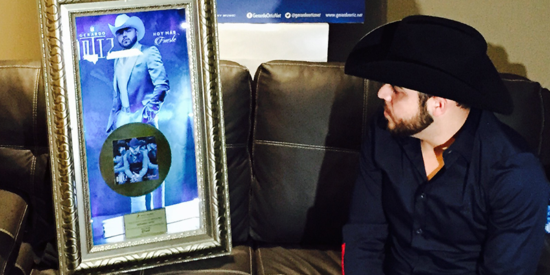 Gerardo Ortiz recibe disco de oro por "Hoy más fuerte" - Kebuena