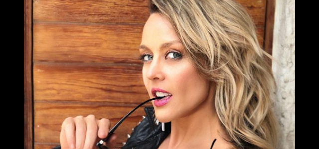 Fey se descubre en su cama con revelador atuendo