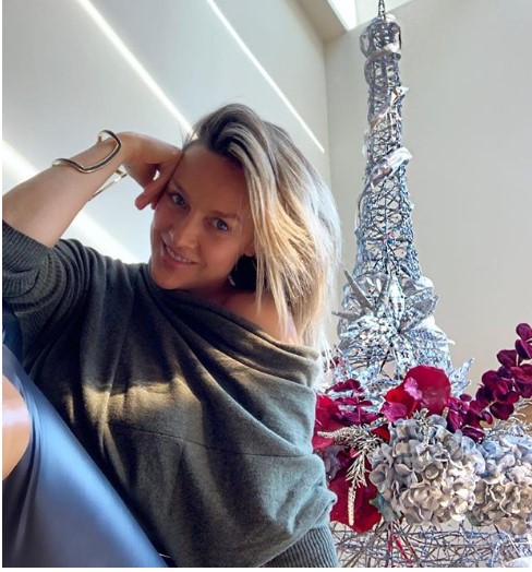 Fey destapa sus encantos posando en diminutas prendas