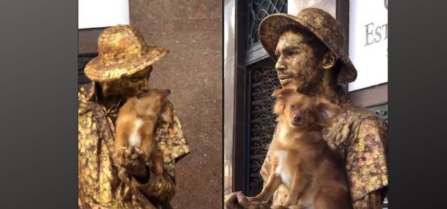 Firulais finge ser una estatua al igual que su dueño y se vuelven virales