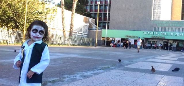 Niña interpreta icónica escena del "Guasón" de Heath Ledger en el IMSS