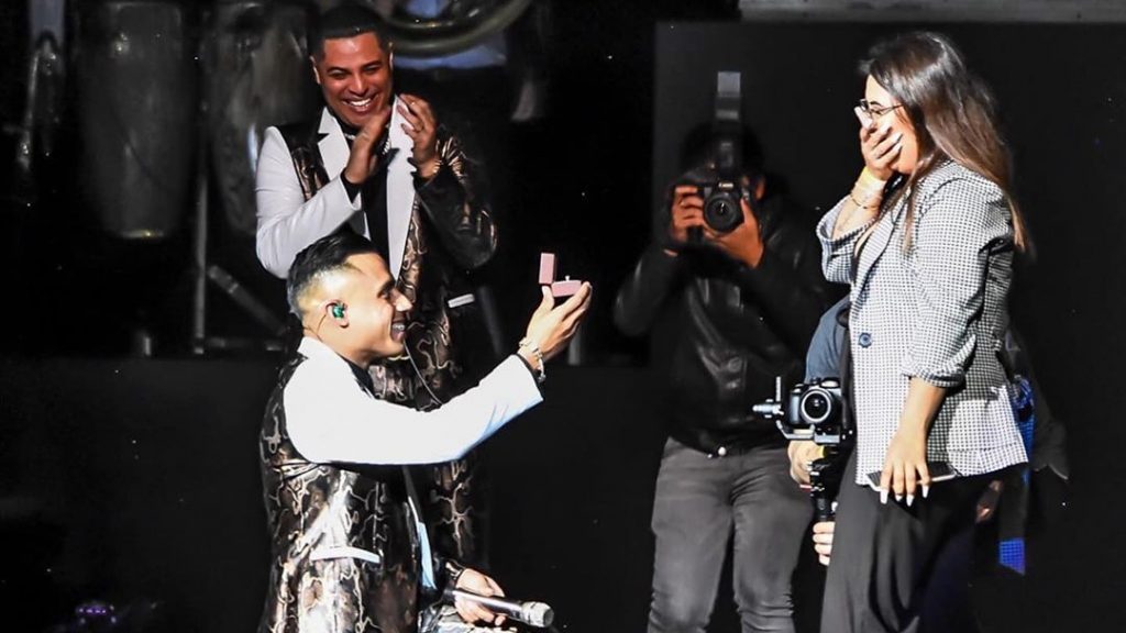 Integrante de Grupo Firme sorprende a todos con propuesta de matrimonio ...