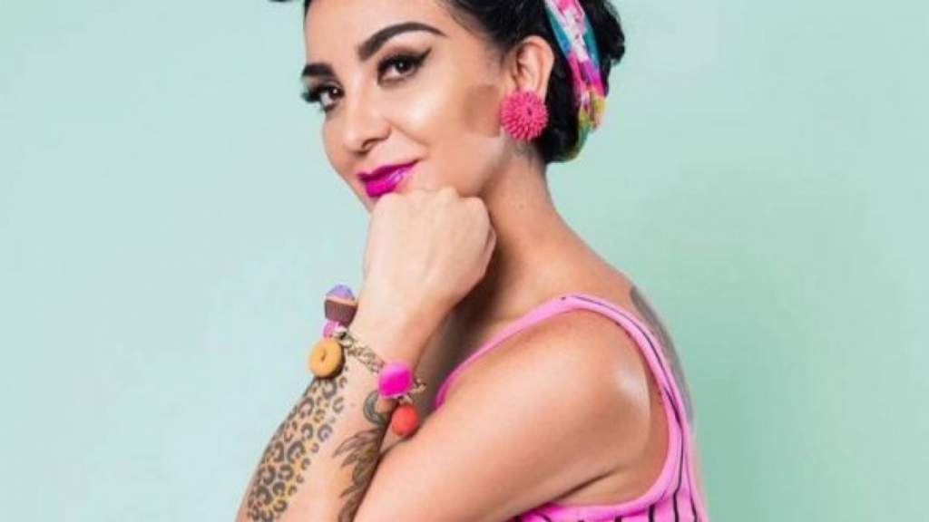 Wanders Lover vende sus fotos atrevidas para sobrevivir