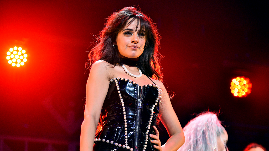 Camila Cabello se vuelve viral al aparecer con seis dedos