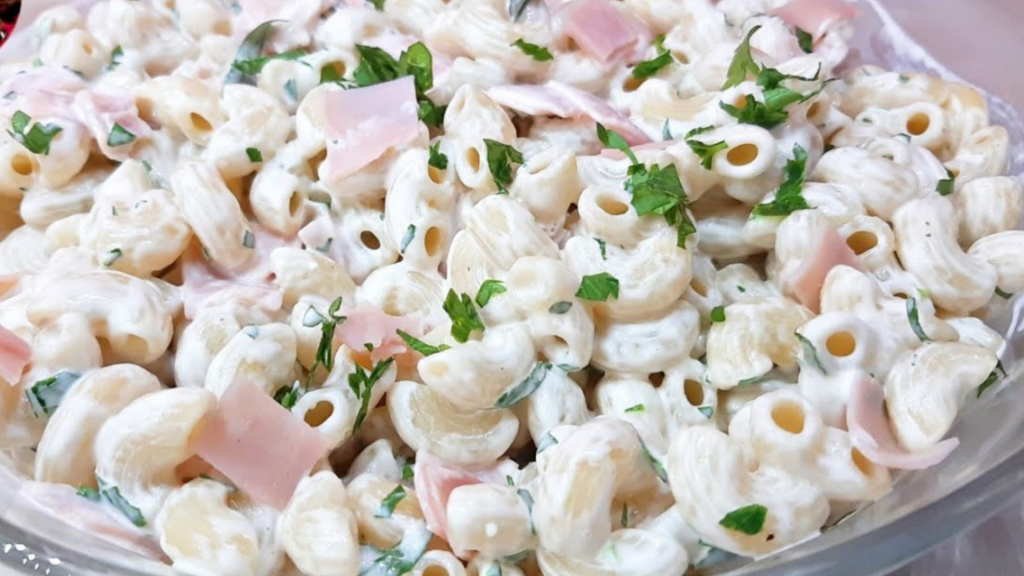 Rica ensalada cremosa de coditos para la cena de Navidad