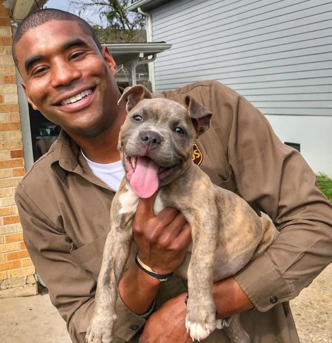 Repartidor se toma selfies con cada perrito que se encuentra en su ruta