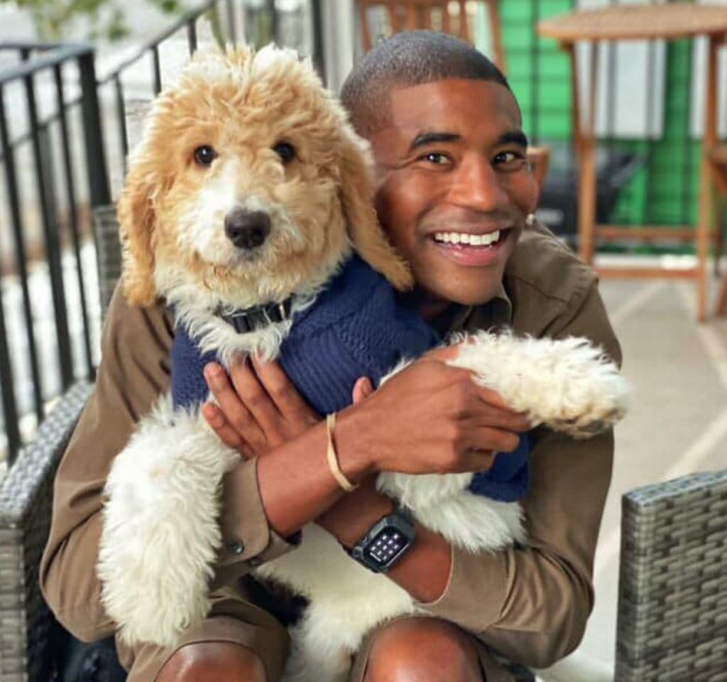 Repartidor se toma selfies con cada perrito que se encuentra en su ruta