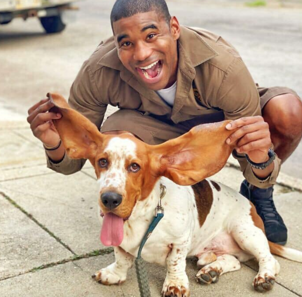 Repartidor se toma selfies con cada perrito que se encuentra en su ruta