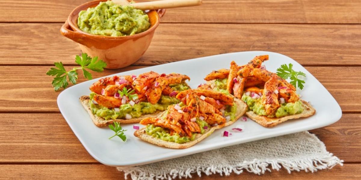 Prepara unas ricas tostadas de pollo pibil que les encantará a tu familia