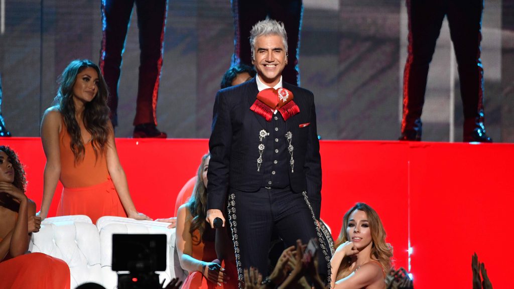 Alejandro Fernández se hace radical cambio de look y así luce ahora