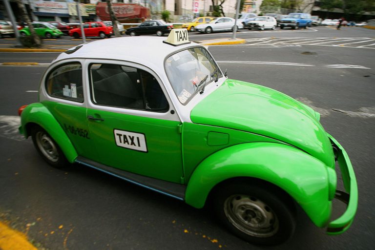 ¿Por qué los mexicanos le decimos "Vocho" a este famoso sedán?