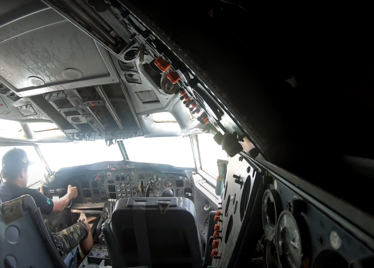 Descubren avión abandonado a mitad de un bosque en León, Guanajuato