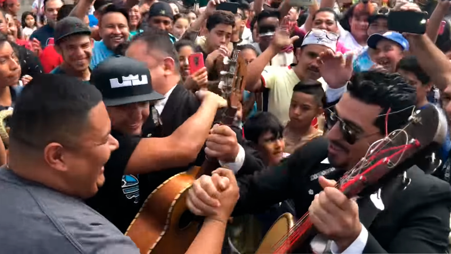 Mariachis protagonizan batalla de rap en plena calle