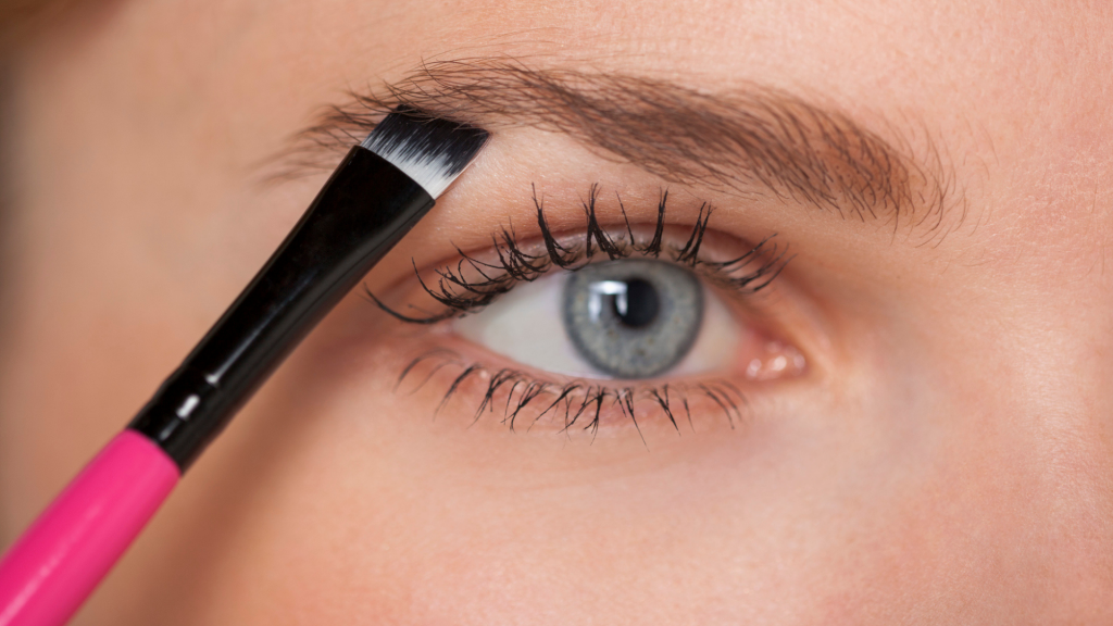 Así se puede hacer un tinte de cejas para lucirlas más bonitas