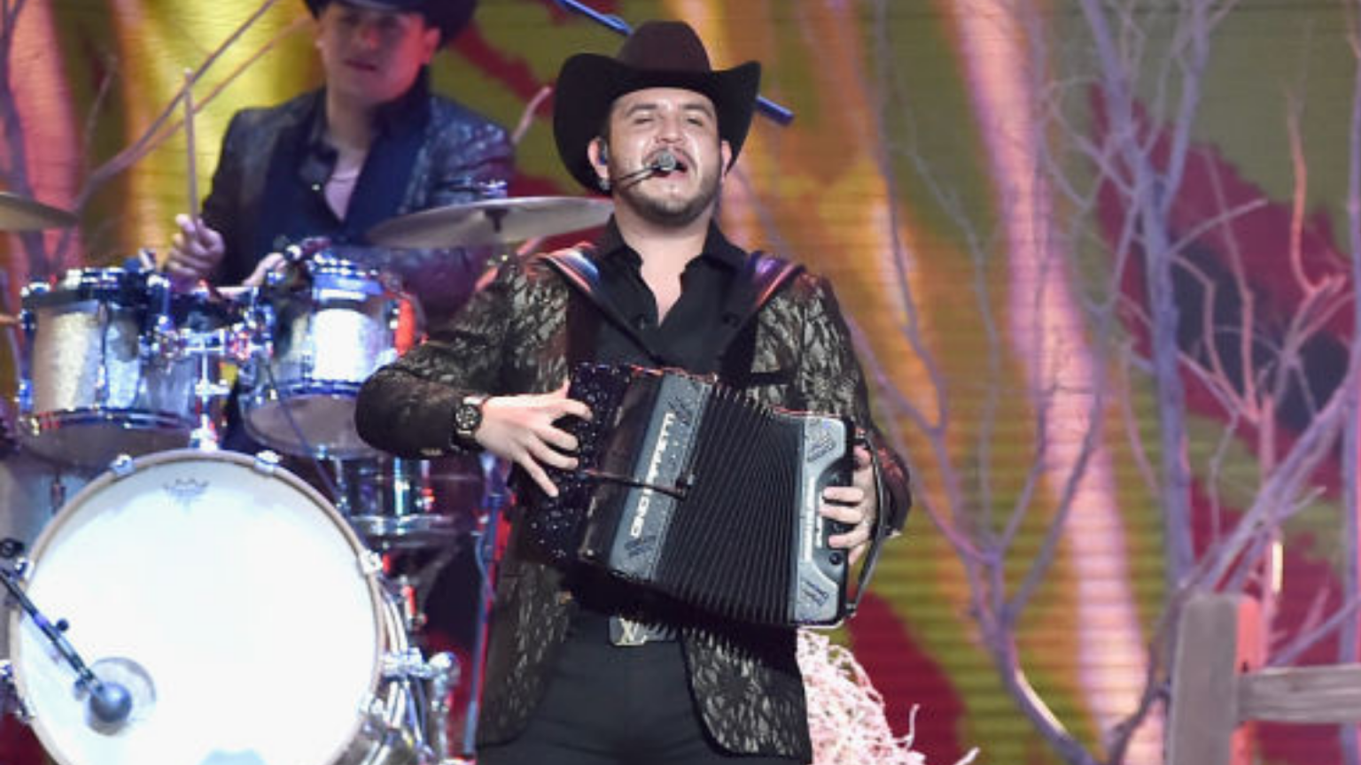 Edén Muñoz presume su carrera como solista y cantar con Banda MS