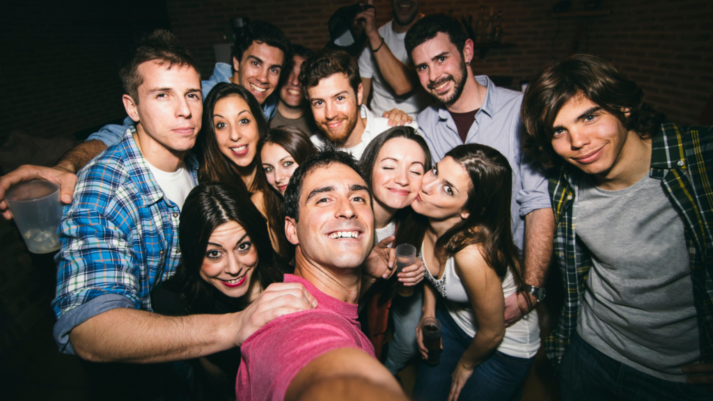 Estudio dice que por salud debes salir con tus amigos entre semana