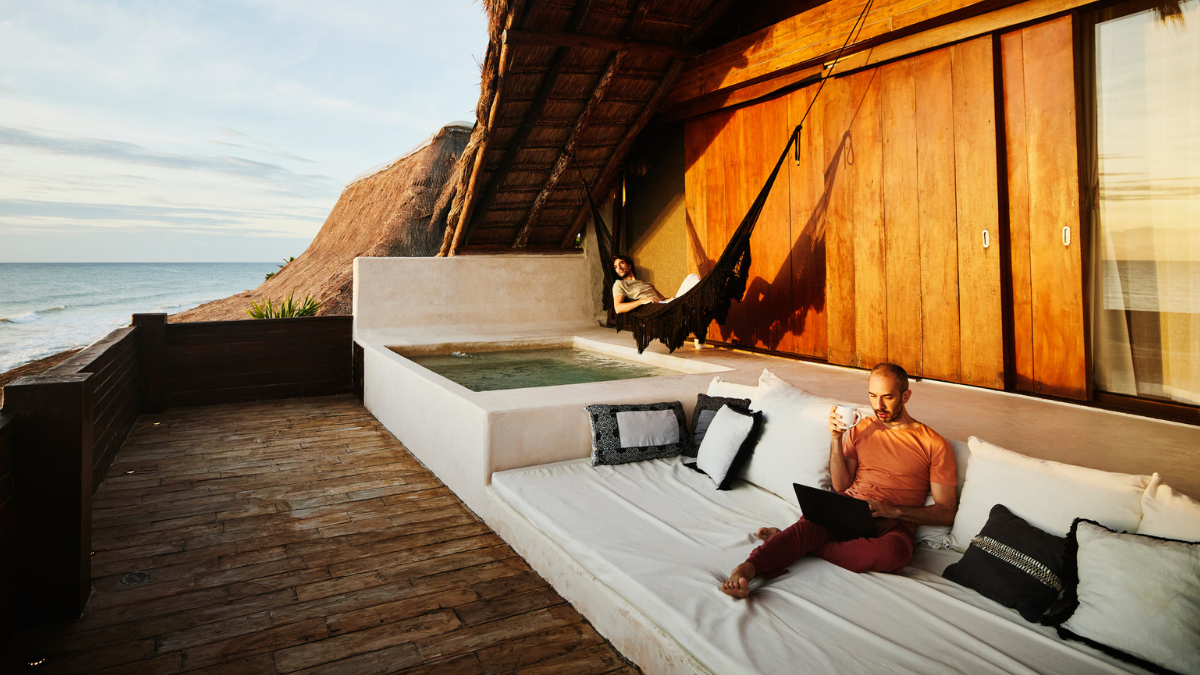 Una pareja cuida en mansiones de lujo y viven ahí ¡gratis!