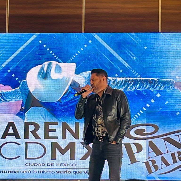 Pancho Barraza cumple sueño a quinceañera en Palenque León