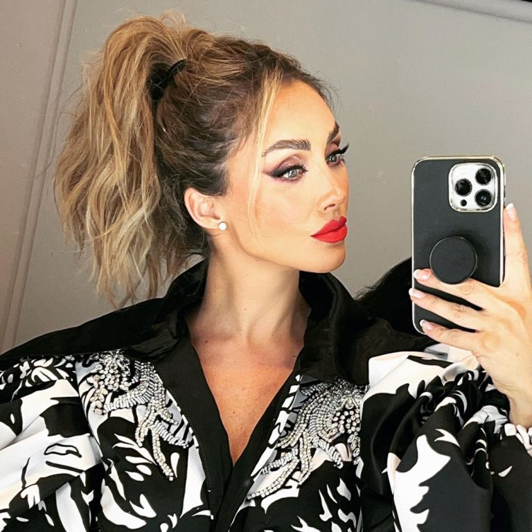 Anahí intenta cantar "Sálvame" en un famoso antro