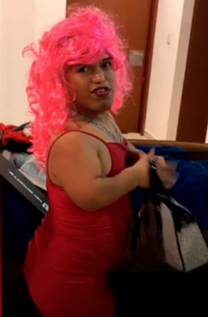 Medio Metro se viste de mujer y se convierte en "Media Pompi"