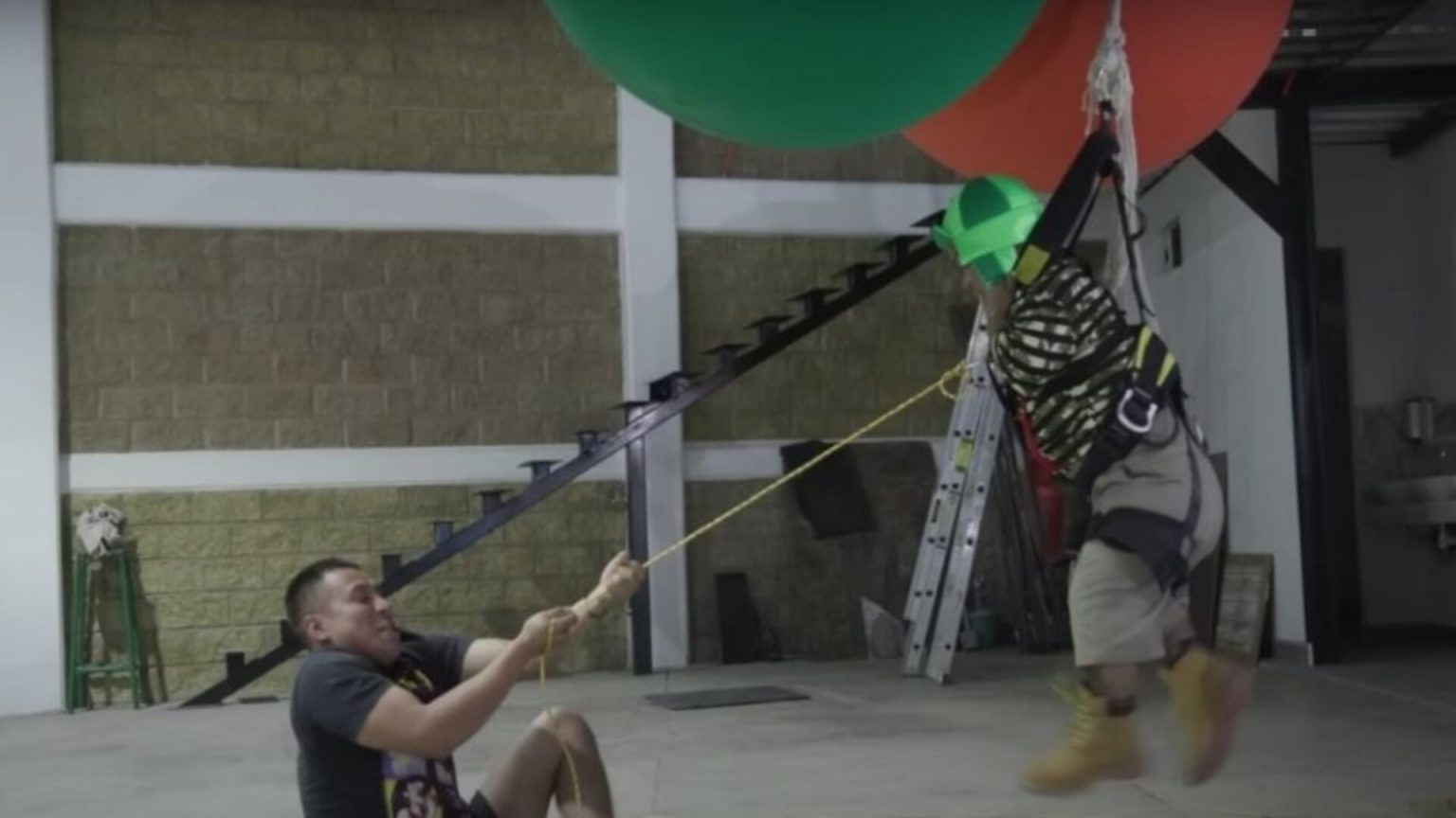 Youtuber hace volar a 'Medio Metro' y se hace viral, la comparan con "UP"