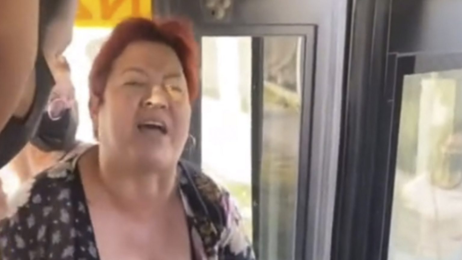 Mujer pelea con chofer de transporte público y se viraliza l VIDEO