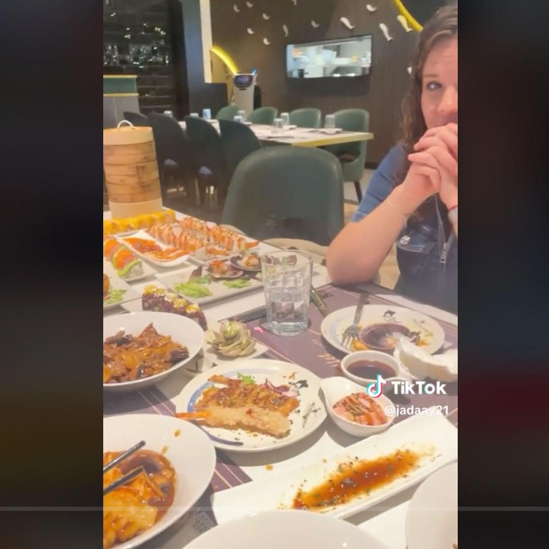 Jovenes pagan de más por no terminarse toda la comida en buffet | VIDEO