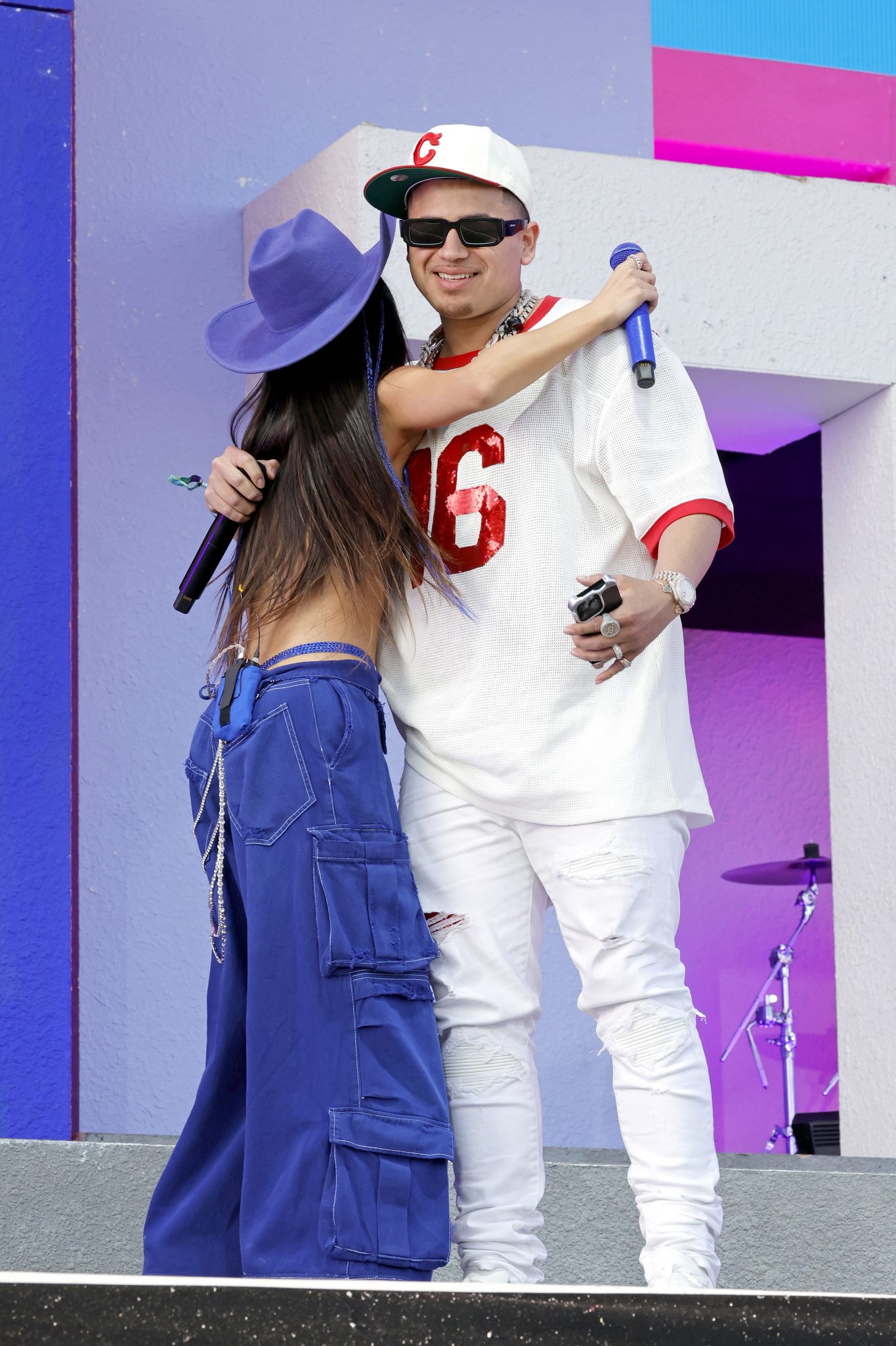 Becky G la rompe en Coachella junto a Peso Pluma con Fuerza Regida y honra sus raíces mexicanas