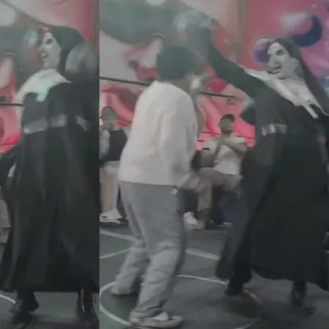 Abuelita baila con Monja sobre un Juego Mecánico ¡Sin Miedo al Éxito!