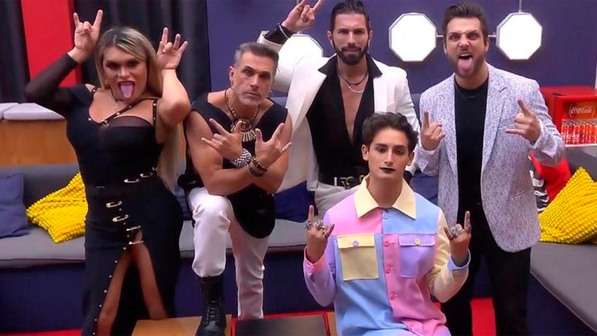 Team Infierno de LCDLF cumple reto y se arrastran a la alberca sin ropa ...