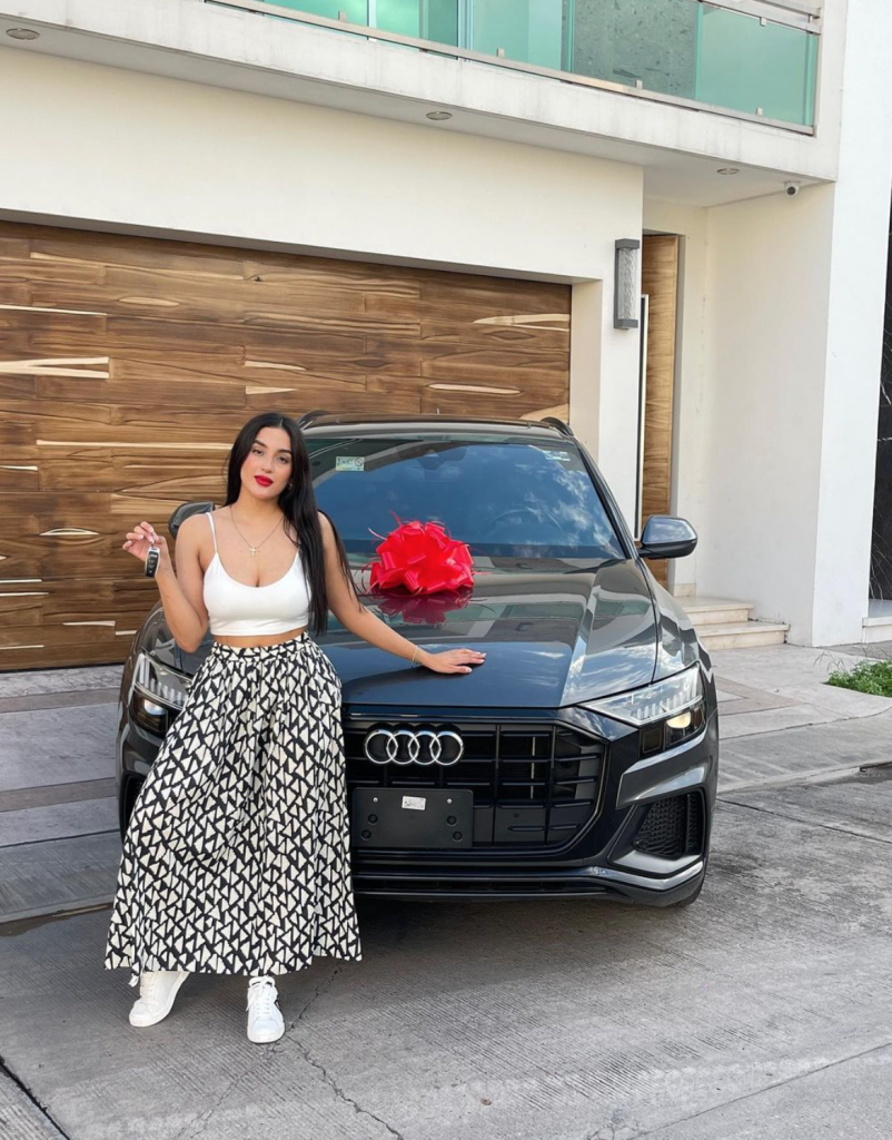 El Komander regaló lujosos AUTOS a sus hijas y esto es lo que valen