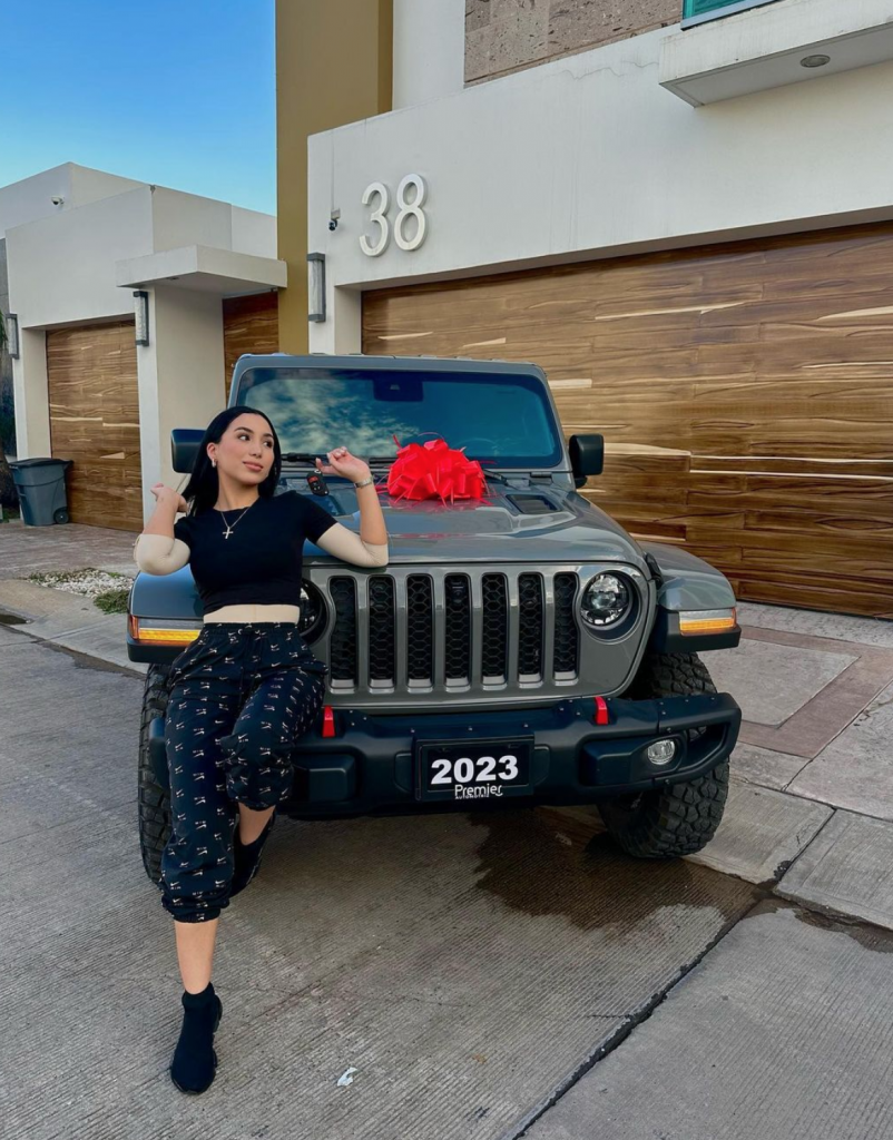 El Komander regaló lujosos AUTOS a sus hijas y esto es lo que valen