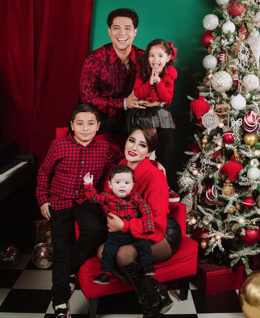 Edwin Caz y Daisy Anahy, comparten foto navideña con su tercer hijo, en ...