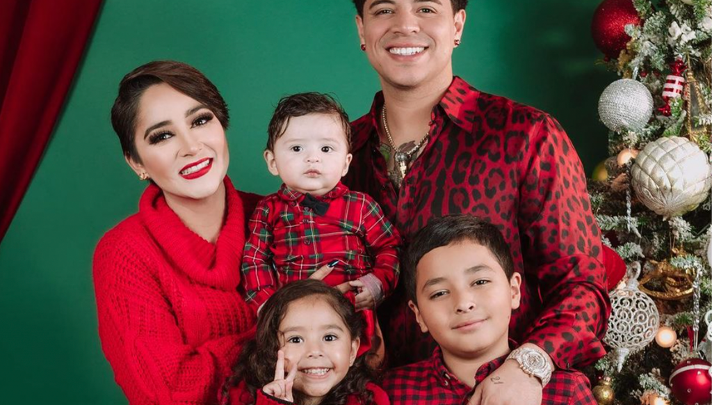 Edwin Caz y Daisy Anahy, comparten foto navideña con su tercer hijo, en ...