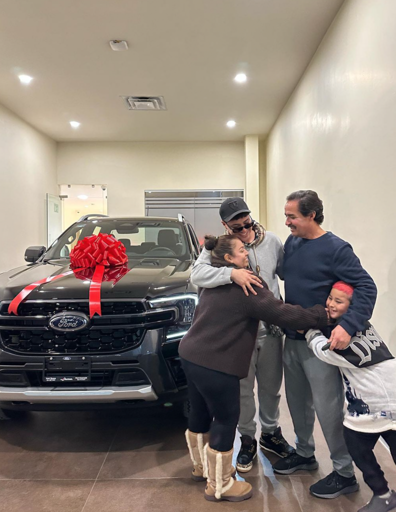 Eduin Caz le hace LUJOSO regalo a su padrastro: Este fue el costo