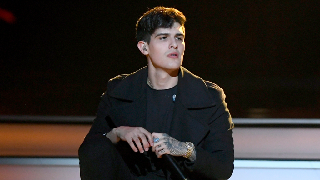 ¿Quién es Adriel Favela, cantante que conquista las redes sociales y ...