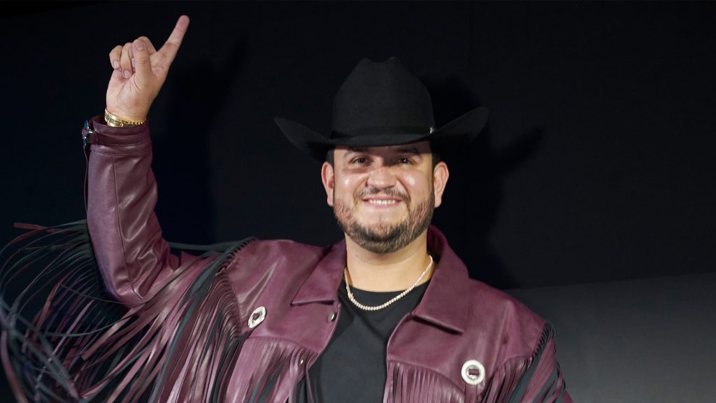 Vocalista de Los Recoditos graba como salvar su relación - Kebuena